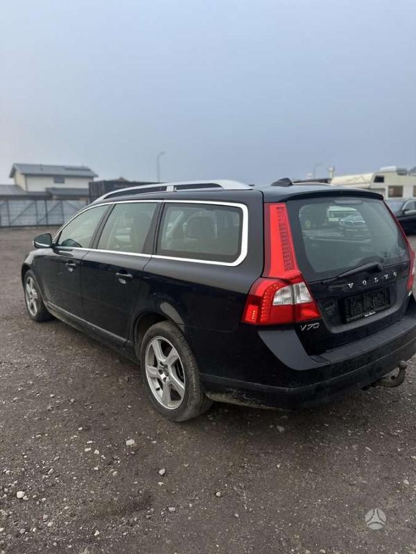 Black Volvo V70 2011 in Kaunas, with an engine capacity of 1.98 L and mileage of 383 thousand km for 5900 €, photo 6 on AUTOMOTO.COM.LV