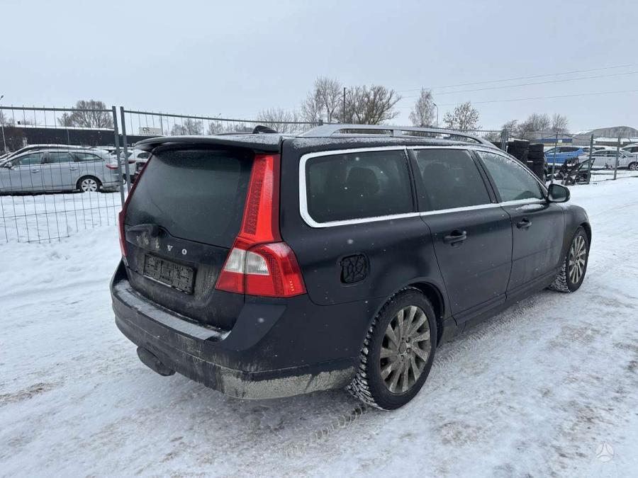 Black Volvo V70 2011 in Marijampole, with an engine capacity of 1.56 L and mileage of 320 thousand km for 3950 €, photo 3 on AUTOMOTO.COM.LV