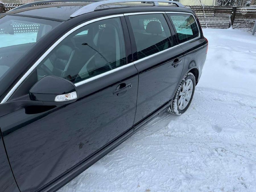 Black Volvo V70 2011 in Prienai, with an engine capacity of 1.98 L and mileage of 283 thousand km for 4950 €, photo 2 on AUTOMOTO.COM.LV
