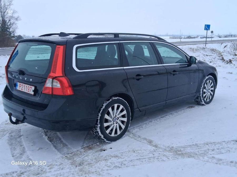 Melns Volvo V70 2011 Alīta, ar dzinēja tilpumu 2.40 L un nobraukumu 345 tūkst. km par 4350 €, foto 4 vietnē AUTOMOTO.COM.LV