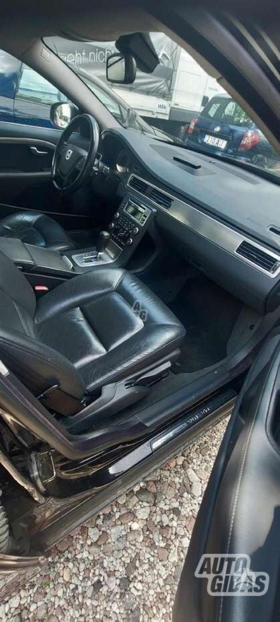 Black Volvo V70 2011 in Vilkaviskis, with an engine capacity of 2.00 L and mileage of 366 thousand km for 4490 €, photo 15 on AUTOMOTO.COM.LV