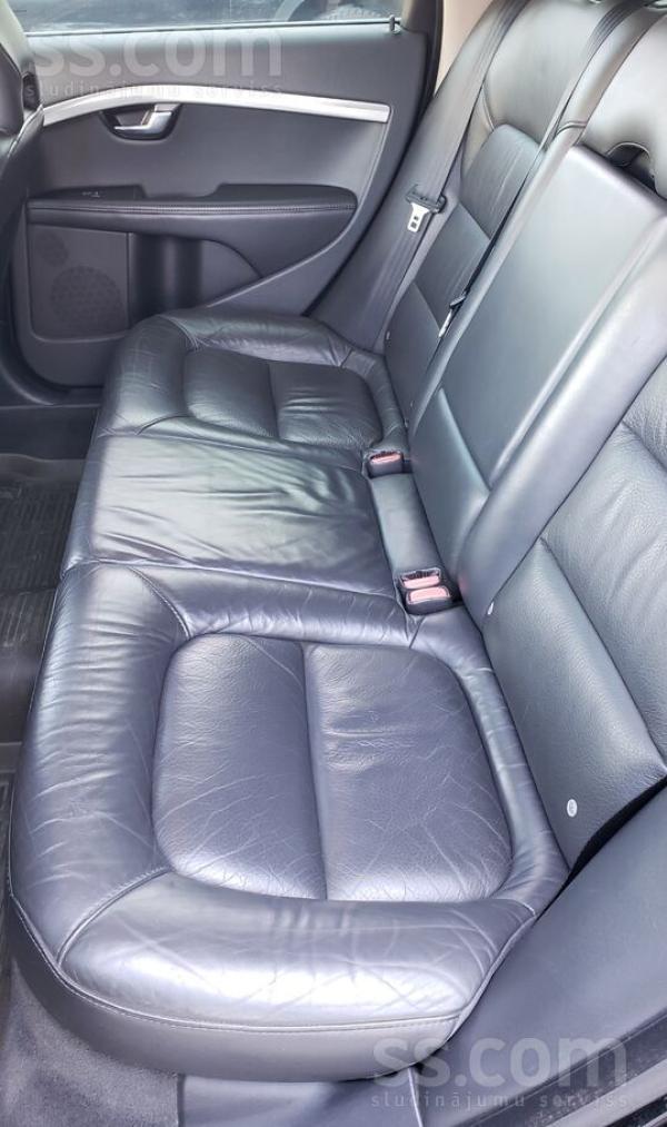 Black Volvo V70 2011 in Riga, with an engine capacity of 2.00 L and mileage of 369 thousand km for 5250 €, photo 8 on AUTOMOTO.COM.LV