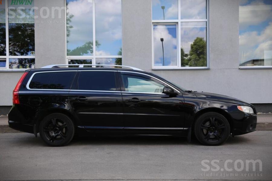 Black Volvo V70 2011 in Riga, with an engine capacity of 2.50 L and mileage of 0 thousand km for 3995 €, photo 4 on AUTOMOTO.COM.LV