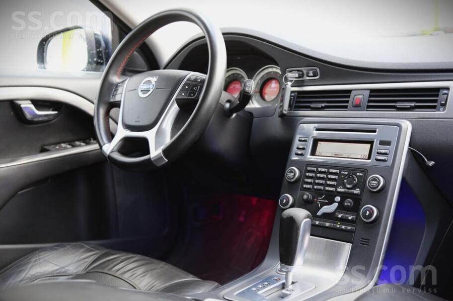 Black Volvo V70 2011 in Riga, with an engine capacity of 2.50 L and mileage of 0 thousand km for 3995 €, photo 14 on AUTOMOTO.COM.LV