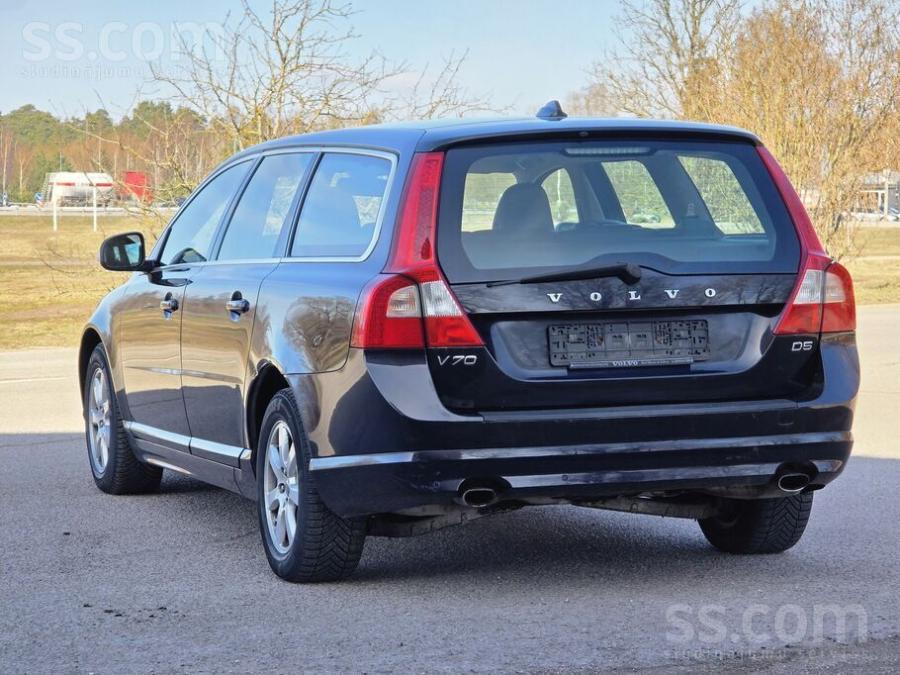 Melns Volvo V70 2011 Liepāja, ar dzinēja tilpumu 2.40 L un nobraukumu 371 tūkst. km par 4800 €, foto 10 vietnē AUTOMOTO.COM.LV
