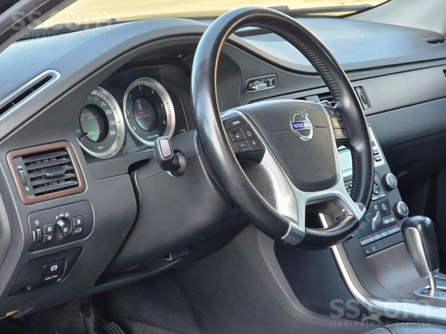 Melns Volvo V70 2011 Liepāja, ar dzinēja tilpumu 2.40 L un nobraukumu 371 tūkst. km par 4800 €, foto 13 vietnē AUTOMOTO.COM.LV