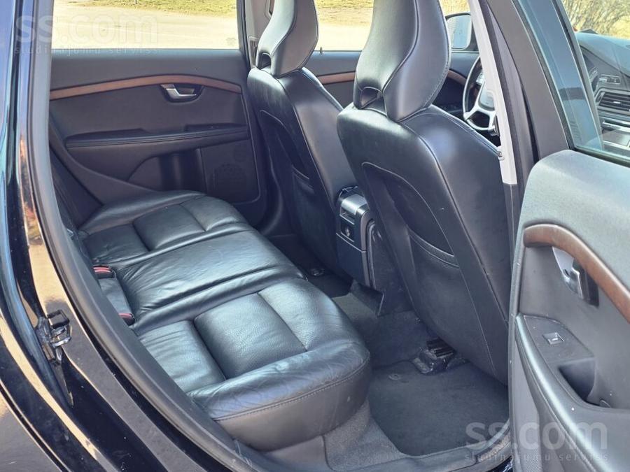 Melns Volvo V70 2011 Liepāja, ar dzinēja tilpumu 2.40 L un nobraukumu 371 tūkst. km par 4800 €, foto 15 vietnē AUTOMOTO.COM.LV