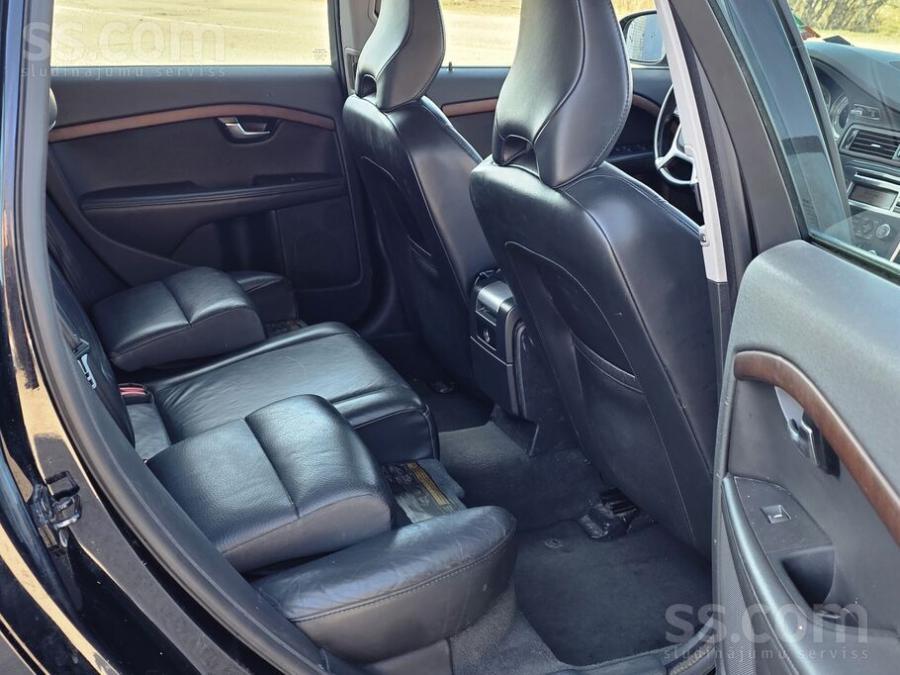 Melns Volvo V70 2011 Liepāja, ar dzinēja tilpumu 2.40 L un nobraukumu 371 tūkst. km par 4800 €, foto 22 vietnē AUTOMOTO.COM.LV
