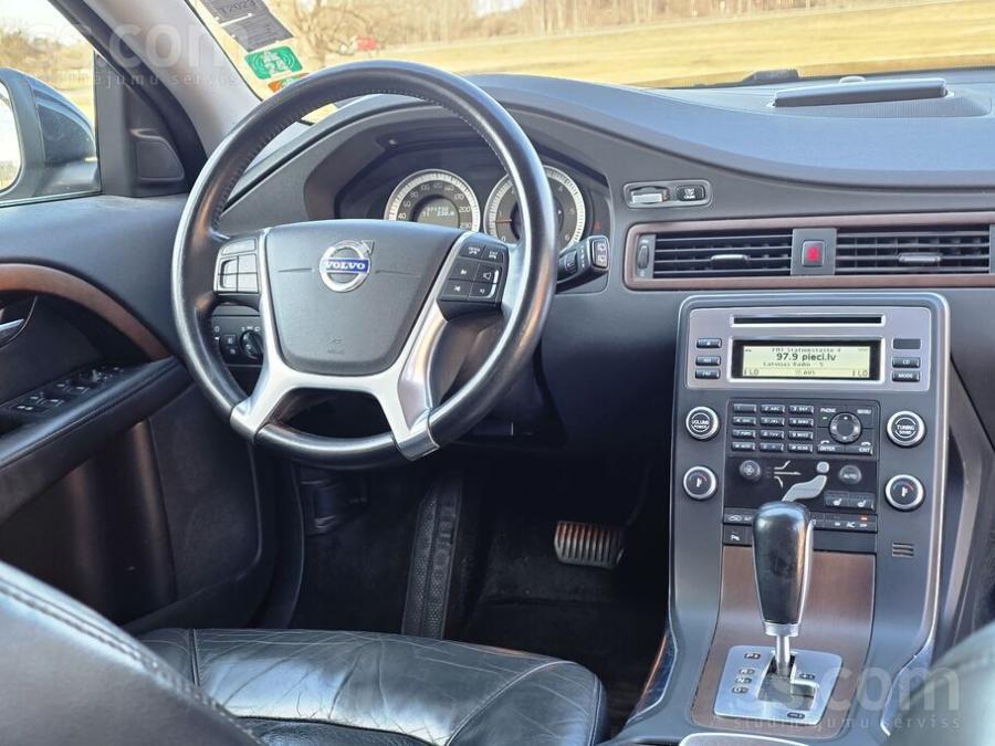 Melns Volvo V70 2011 Liepāja, ar dzinēja tilpumu 2.40 L un nobraukumu 371 tūkst. km par 4800 €, foto 24 vietnē AUTOMOTO.COM.LV