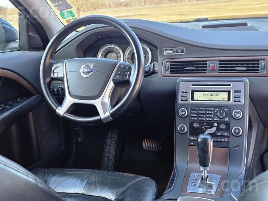 Melns Volvo V70 2011 Liepāja, ar dzinēja tilpumu 2.40 L un nobraukumu 371 tūkst. km par 4800 €, foto 25 vietnē AUTOMOTO.COM.LV