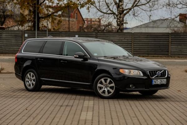 Black Volvo V70 2011 in Riga, with an engine capacity of 2.00 L and mileage of 238 thousand km for 5990 €, photo 10 on AUTOMOTO.COM.LV