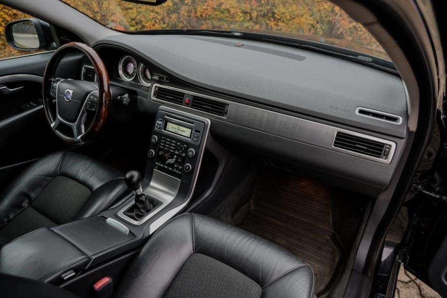 Melns Volvo V70 2011 Rīga, ar dzinēja tilpumu 2.00 L un nobraukumu 238 tūkst. km par 5990 €, foto 47 vietnē AUTOMOTO.COM.LV