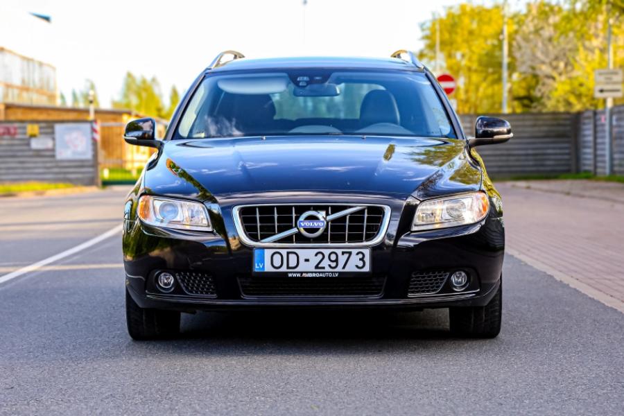 Black Volvo V70 2011 in Riga, with an engine capacity of 2.00 L and mileage of 0 thousand km for 7250 €, photo 3 on AUTOMOTO.COM.LV