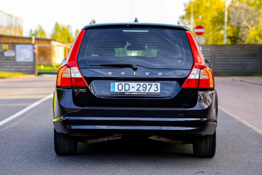 Black Volvo V70 2011 in Riga, with an engine capacity of 2.00 L and mileage of 0 thousand km for 7250 €, photo 7 on AUTOMOTO.COM.LV