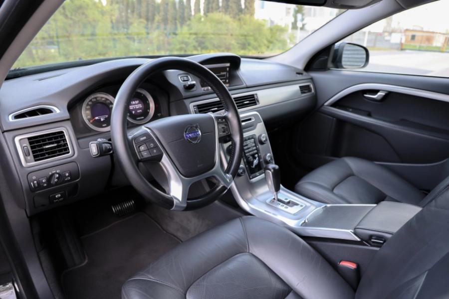 Black Volvo V70 2011 in Riga, with an engine capacity of 2.00 L and mileage of 0 thousand km for 7250 €, photo 11 on AUTOMOTO.COM.LV