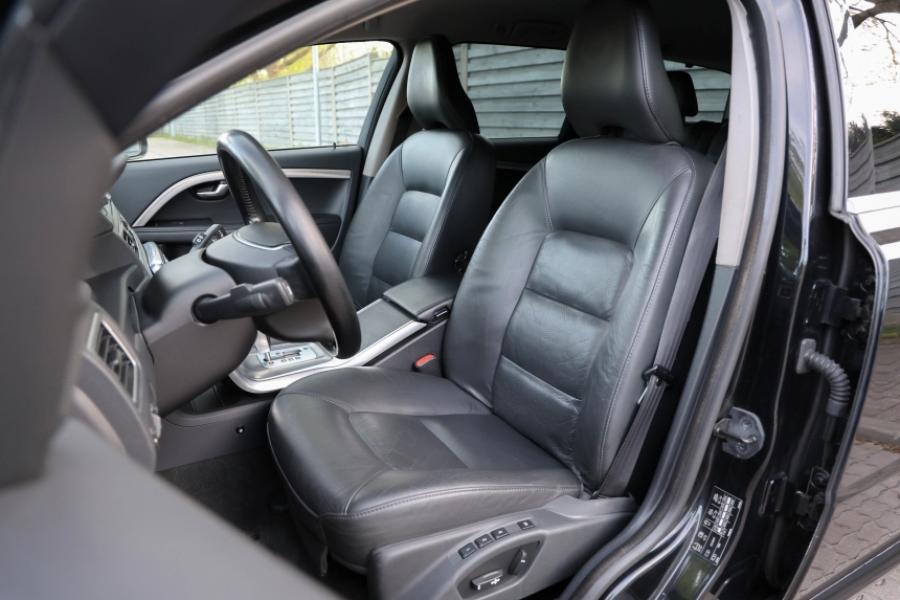 Black Volvo V70 2011 in Riga, with an engine capacity of 2.00 L and mileage of 0 thousand km for 7250 €, photo 12 on AUTOMOTO.COM.LV