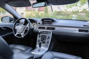 Black Volvo V70 2011 in Riga, with an engine capacity of 2.00 L and mileage of 0 thousand km for 7250 €, photo 16 on AUTOMOTO.COM.LV