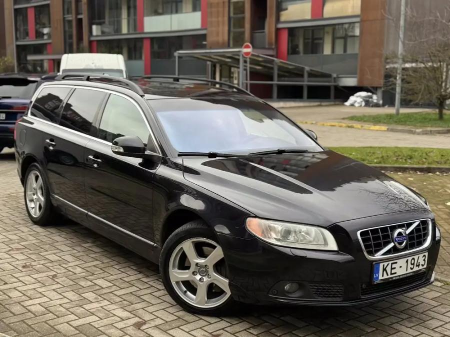 Black Volvo V70 2011 in Riga, with an engine capacity of 2.40 L and mileage of 349 thousand km for 3290 €, photo 1 on AUTOMOTO.COM.LV