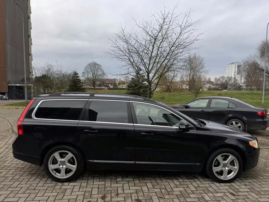 Black Volvo V70 2011 in Riga, with an engine capacity of 2.40 L and mileage of 349 thousand km for 3290 €, photo 3 on AUTOMOTO.COM.LV
