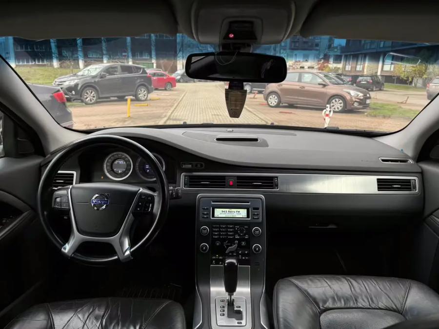 Black Volvo V70 2011 in Riga, with an engine capacity of 2.40 L and mileage of 349 thousand km for 3290 €, photo 9 on AUTOMOTO.COM.LV