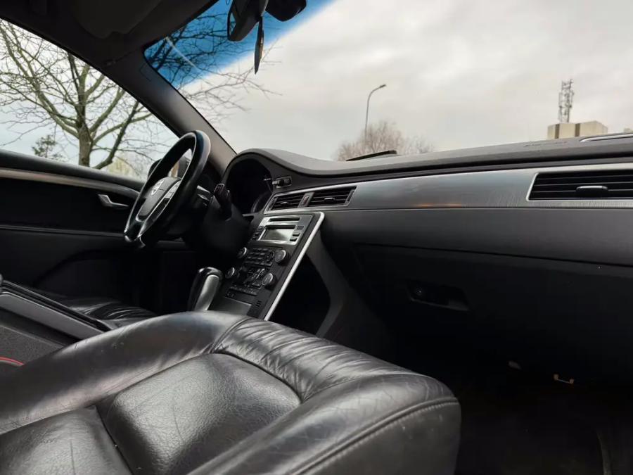 Black Volvo V70 2011 in Riga, with an engine capacity of 2.40 L and mileage of 349 thousand km for 3290 €, photo 10 on AUTOMOTO.COM.LV