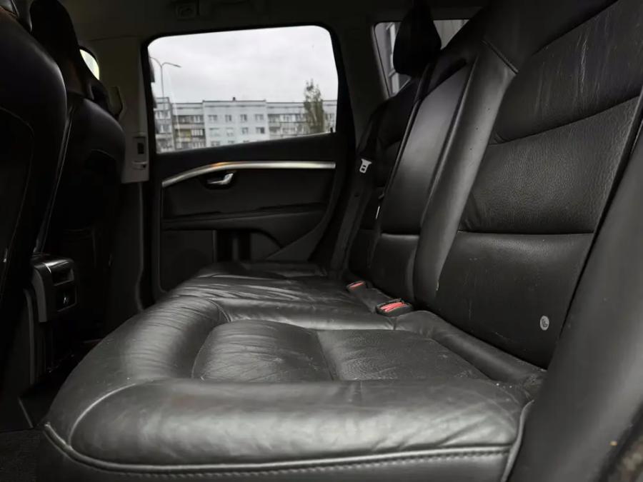 Black Volvo V70 2011 in Riga, with an engine capacity of 2.40 L and mileage of 349 thousand km for 3290 €, photo 11 on AUTOMOTO.COM.LV