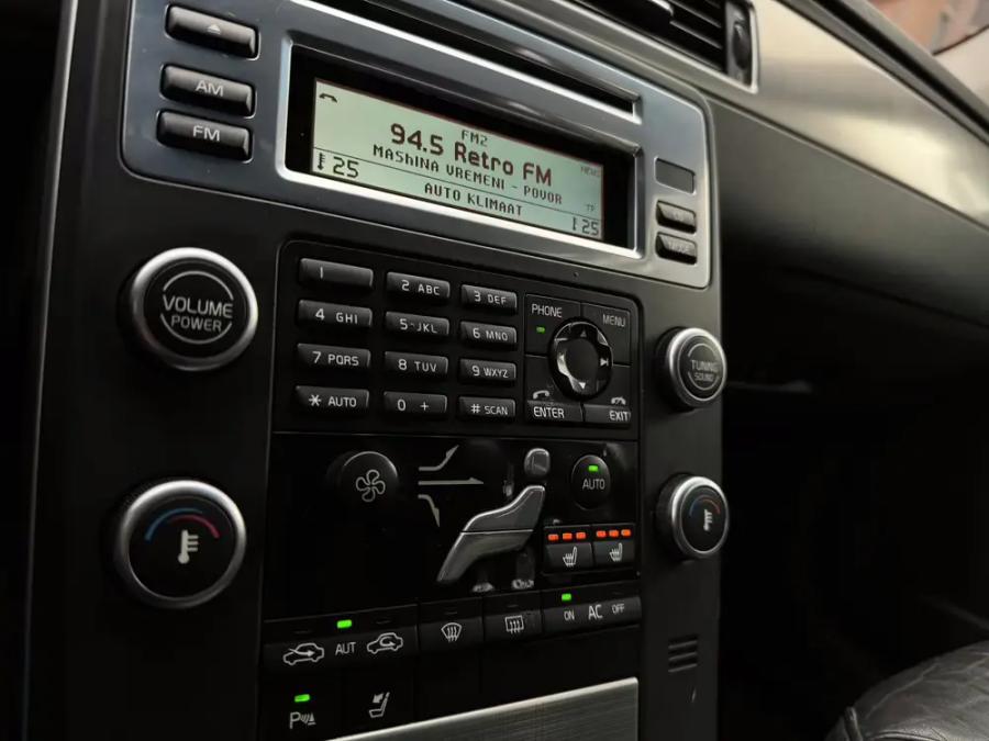 Black Volvo V70 2011 in Riga, with an engine capacity of 2.40 L and mileage of 349 thousand km for 3290 €, photo 12 on AUTOMOTO.COM.LV