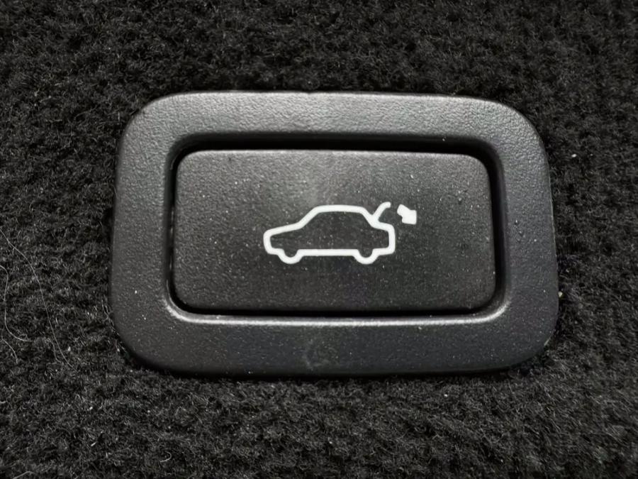 Black Volvo V70 2011 in Riga, with an engine capacity of 2.40 L and mileage of 349 thousand km for 3290 €, photo 18 on AUTOMOTO.COM.LV