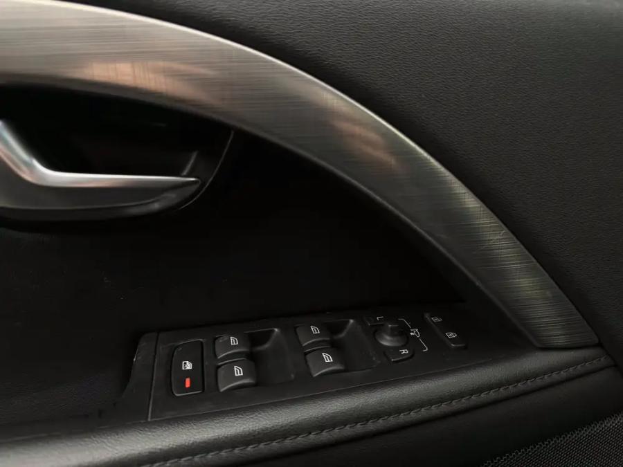 Black Volvo V70 2011 in Riga, with an engine capacity of 2.40 L and mileage of 349 thousand km for 3290 €, photo 19 on AUTOMOTO.COM.LV