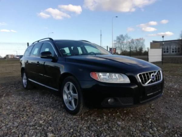 Black Volvo V70 2011 in Saldus, with an engine capacity of 2.40 L and mileage of 378 thousand km for 5700 €, photo 3 on AUTOMOTO.COM.LV