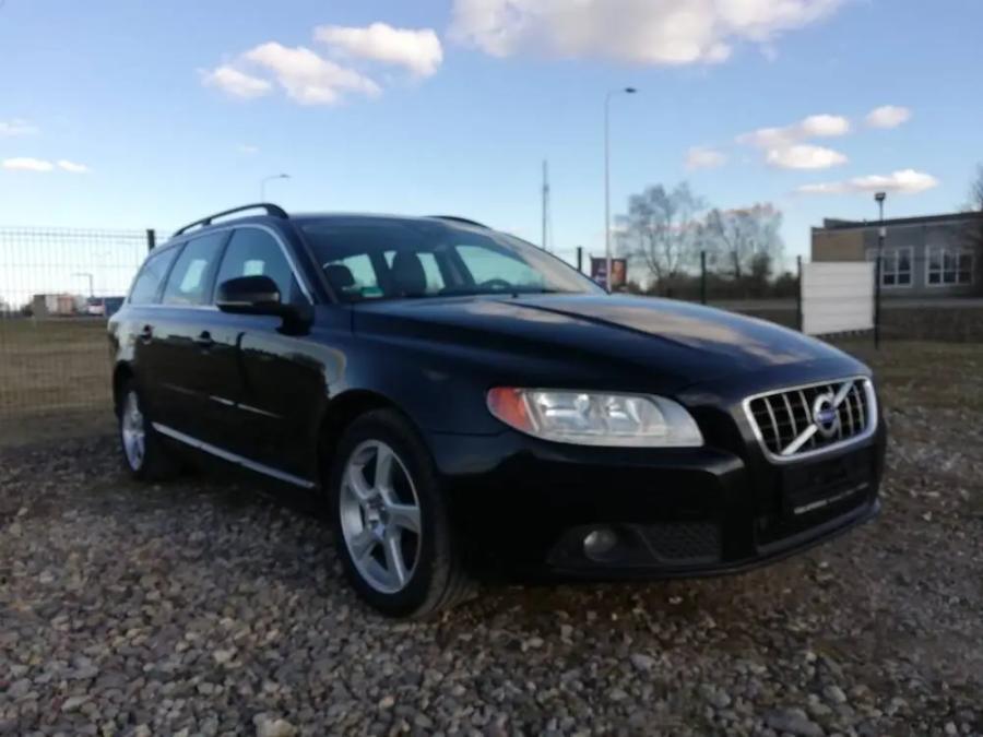 Melns Volvo V70 2011 Saldus, ar dzinēja tilpumu 2.40 L un nobraukumu 378 tūkst. km par 5700 €, foto 4 vietnē AUTOMOTO.COM.LV