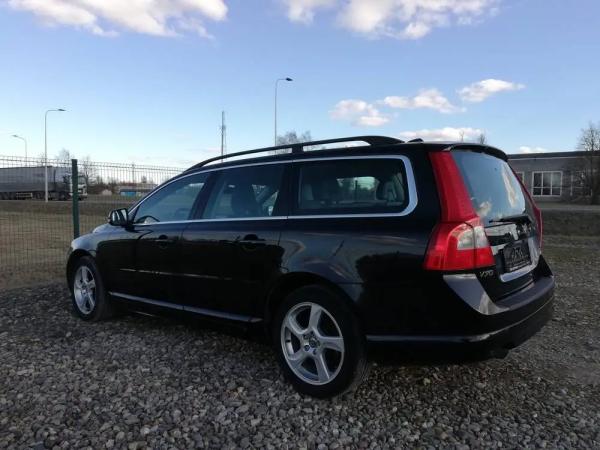 Black Volvo V70 2011 in Saldus, with an engine capacity of 2.40 L and mileage of 378 thousand km for 5700 €, photo 4 on AUTOMOTO.COM.LV