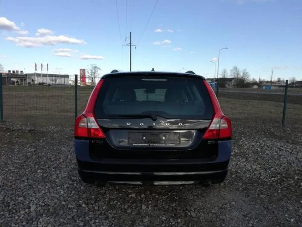 Black Volvo V70 2011 in Saldus, with an engine capacity of 2.40 L and mileage of 378 thousand km for 5700 €, photo 6 on AUTOMOTO.COM.LV