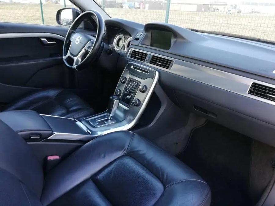 Melns Volvo V70 2011 Saldus, ar dzinēja tilpumu 2.40 L un nobraukumu 378 tūkst. km par 5700 €, foto 9 vietnē AUTOMOTO.COM.LV