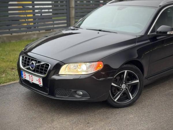 Melns Volvo V70 2011 Jelgava, ar dzinēja tilpumu 2.40 L un nobraukumu 329 tūkst. km par 6350 €, foto 2 vietnē AUTOMOTO.COM.LV
