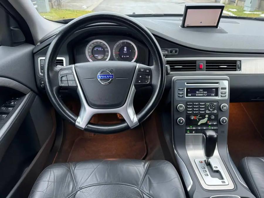 Melns Volvo V70 2011 Jelgava, ar dzinēja tilpumu 2.40 L un nobraukumu 329 tūkst. km par 6350 €, foto 15 vietnē AUTOMOTO.COM.LV