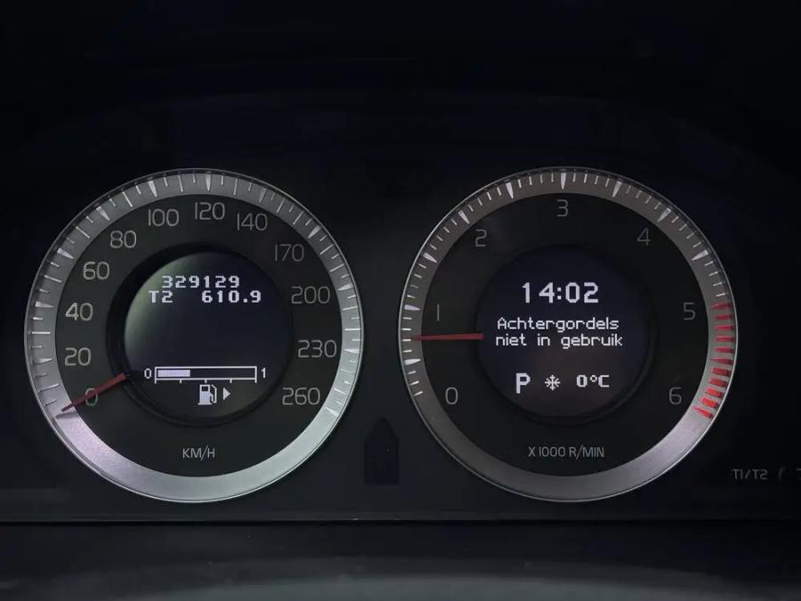 Melns Volvo V70 2011 Jelgava, ar dzinēja tilpumu 2.40 L un nobraukumu 329 tūkst. km par 6350 €, foto 18 vietnē AUTOMOTO.COM.LV