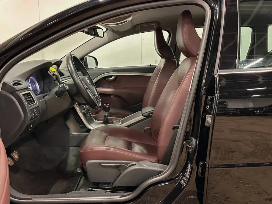 Melns Volvo V70 2011 Jūrmala, ar dzinēja tilpumu 2.00 L un nobraukumu 399 tūkst. km par 7250 €, foto 17 vietnē AUTOMOTO.COM.LV
