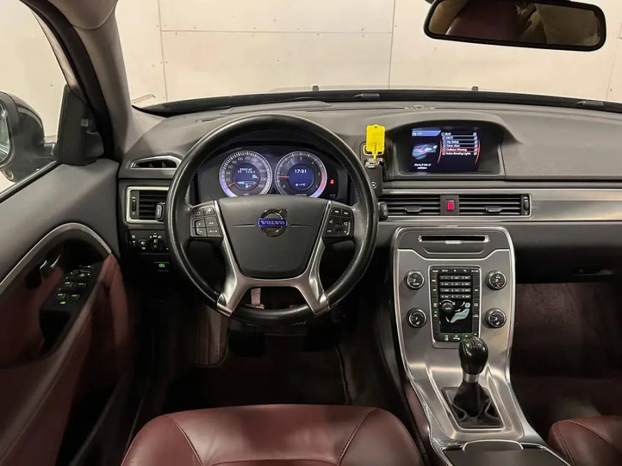Melns Volvo V70 2011 Jūrmala, ar dzinēja tilpumu 2.00 L un nobraukumu 399 tūkst. km par 7250 €, foto 20 vietnē AUTOMOTO.COM.LV