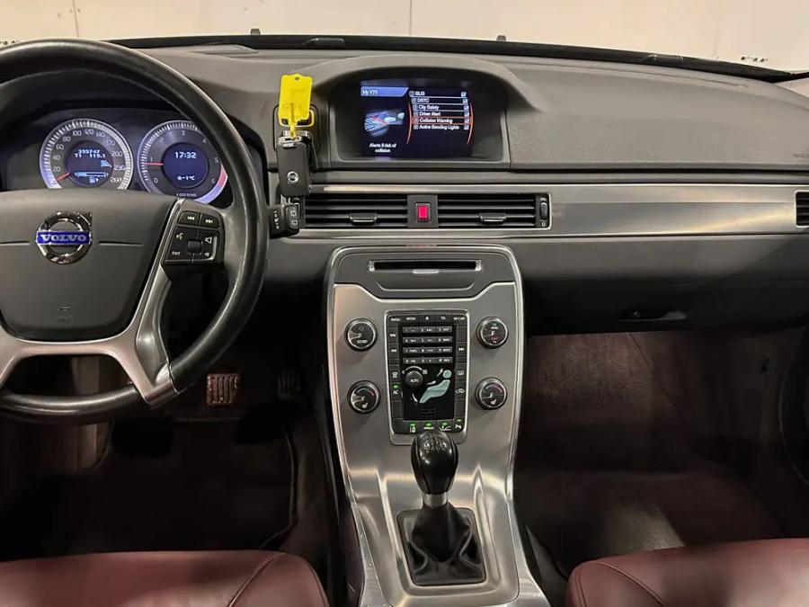 Melns Volvo V70 2011 Jūrmala, ar dzinēja tilpumu 2.00 L un nobraukumu 399 tūkst. km par 7250 €, foto 21 vietnē AUTOMOTO.COM.LV