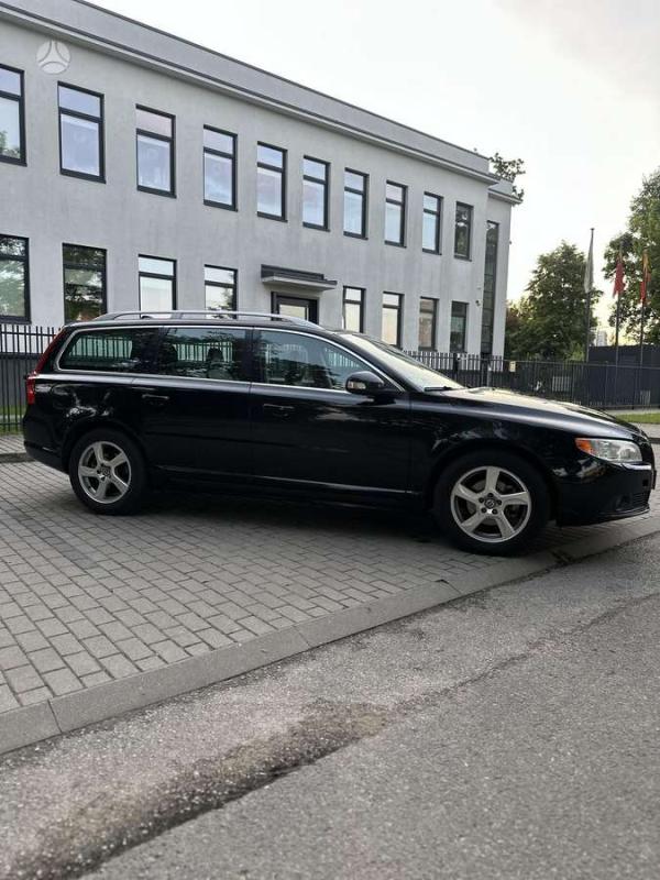 Black Volvo V70 2011 in Kaunas, with an engine capacity of 1.98 L and mileage of 383 thousand km for 3950 €, photo 4 on AUTOMOTO.COM.LV