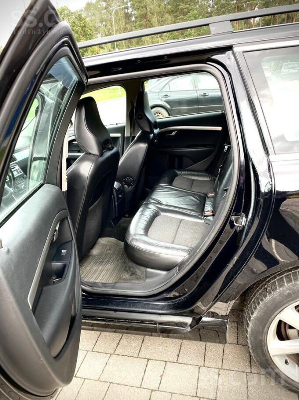 Melns Volvo V70 2011 Jelgava, ar dzinēja tilpumu 2.40 L un nobraukumu 402 tūkst. km par 4600 €, foto 10 vietnē AUTOMOTO.COM.LV