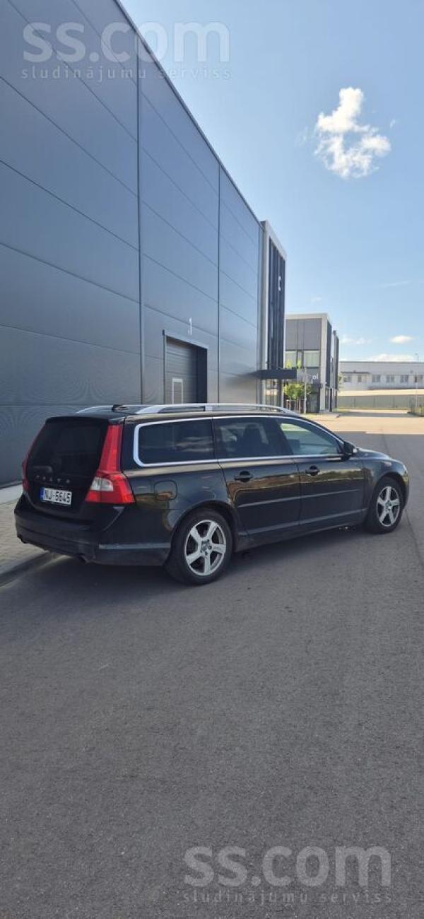 Black Volvo V70 2011 in Riga, with an engine capacity of 2.40 L and mileage of 548 thousand km for 2300 €, photo 4 on AUTOMOTO.COM.LV