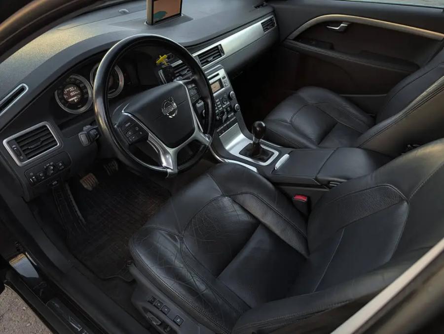 Melns Volvo V70 2011 Jūrmala, ar dzinēja tilpumu 2.00 L un nobraukumu 342 tūkst. km par 4950 €, foto 10 vietnē AUTOMOTO.COM.LV