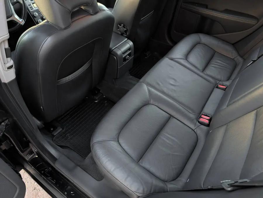 Melns Volvo V70 2011 Jūrmala, ar dzinēja tilpumu 2.00 L un nobraukumu 342 tūkst. km par 4950 €, foto 11 vietnē AUTOMOTO.COM.LV