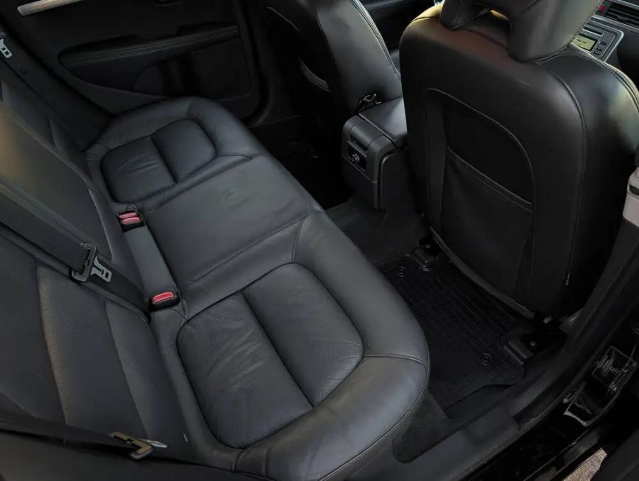 Melns Volvo V70 2011 Jūrmala, ar dzinēja tilpumu 2.00 L un nobraukumu 342 tūkst. km par 4950 €, foto 13 vietnē AUTOMOTO.COM.LV