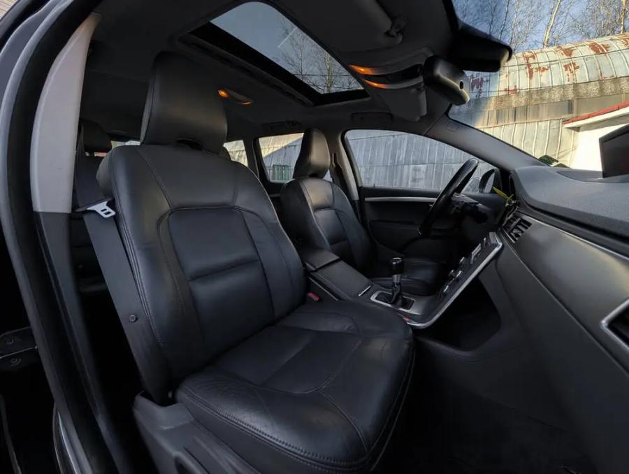 Melns Volvo V70 2011 Jūrmala, ar dzinēja tilpumu 2.00 L un nobraukumu 342 tūkst. km par 4950 €, foto 15 vietnē AUTOMOTO.COM.LV