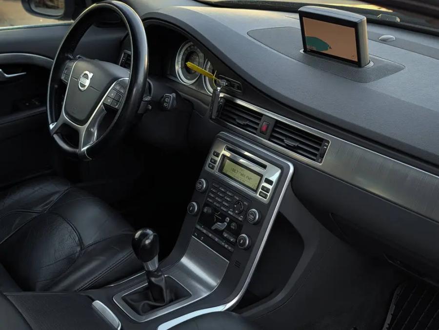 Melns Volvo V70 2011 Jūrmala, ar dzinēja tilpumu 2.00 L un nobraukumu 342 tūkst. km par 4950 €, foto 18 vietnē AUTOMOTO.COM.LV