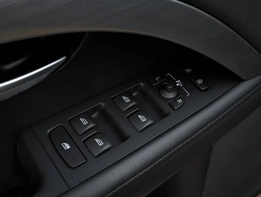 Melns Volvo V70 2011 Jūrmala, ar dzinēja tilpumu 2.00 L un nobraukumu 342 tūkst. km par 4950 €, foto 24 vietnē AUTOMOTO.COM.LV