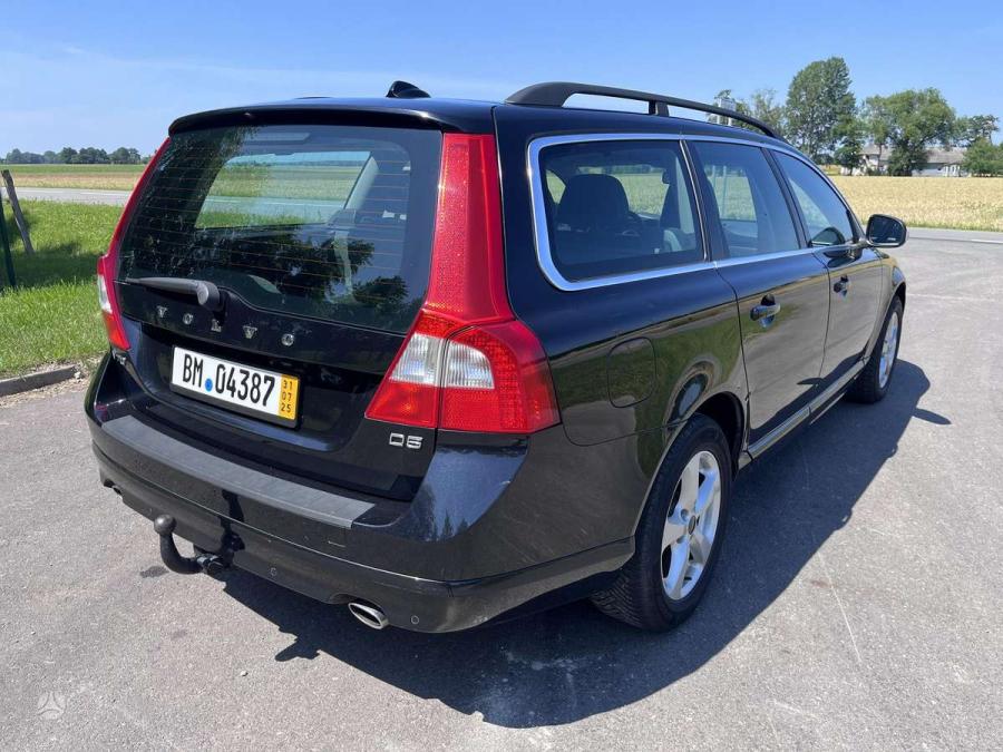 Black Volvo V70 2011 in Kaunas, with an engine capacity of 2.40 L and mileage of 456 thousand km for 4300 €, photo 4 on AUTOMOTO.COM.LV